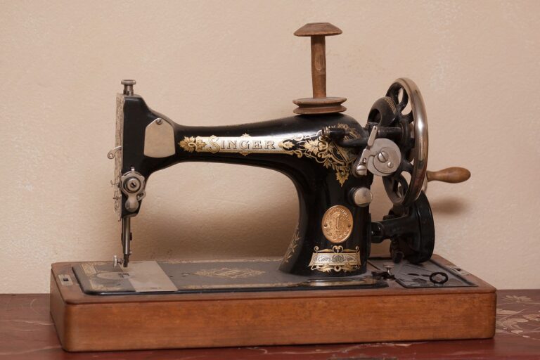 Vintage Singer Sewing Machine Value: Is Your Antique a Hidden Gem ...